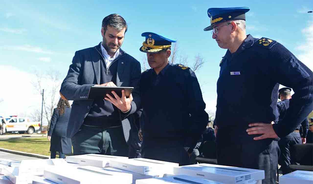 Interior distribuyó 500 tabletas destinadas a jefaturas departamentales ...